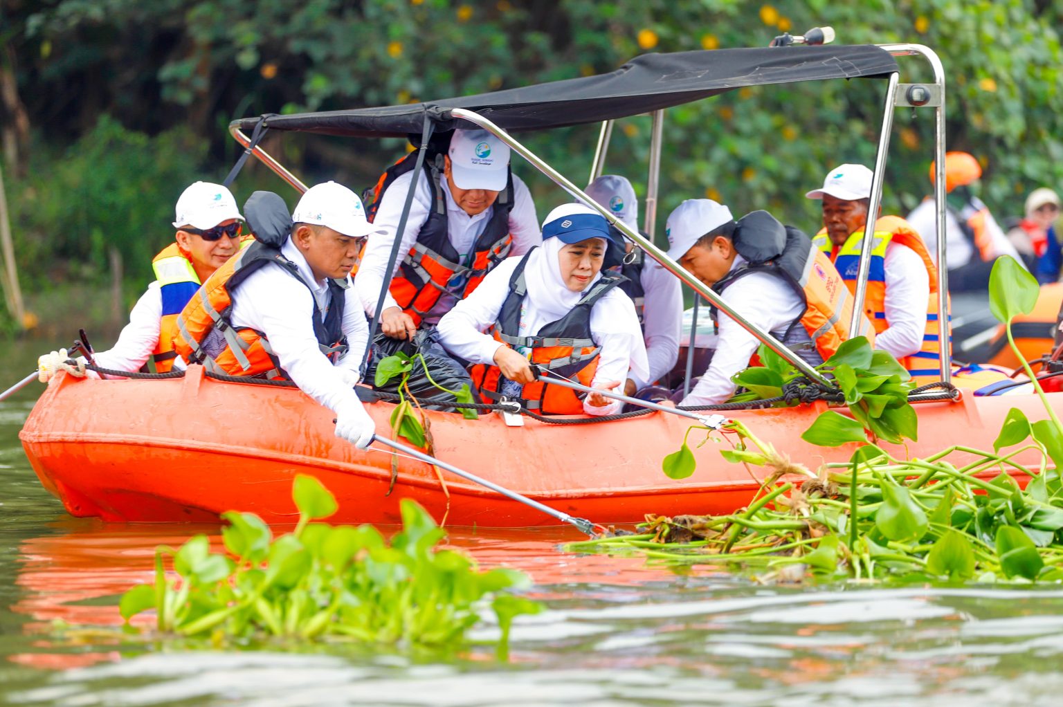 Susur Sungai! Khofifah Bersama Korps Marinir dan KLH Gelar Aksi Bersih-Bersih Kali Surabaya ...