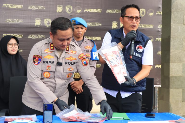 Edarkan 209 Gram Sabu, Dua Pria di Gresik Tak Berkutik Saat Disergap ...